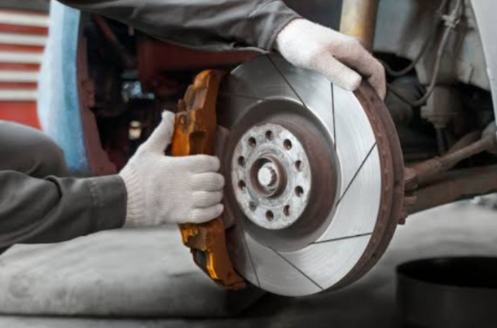 ABS vs CBS di Jalan Licin Saat Musim Hujan, Sistem Rem Motor Mana yang ...
