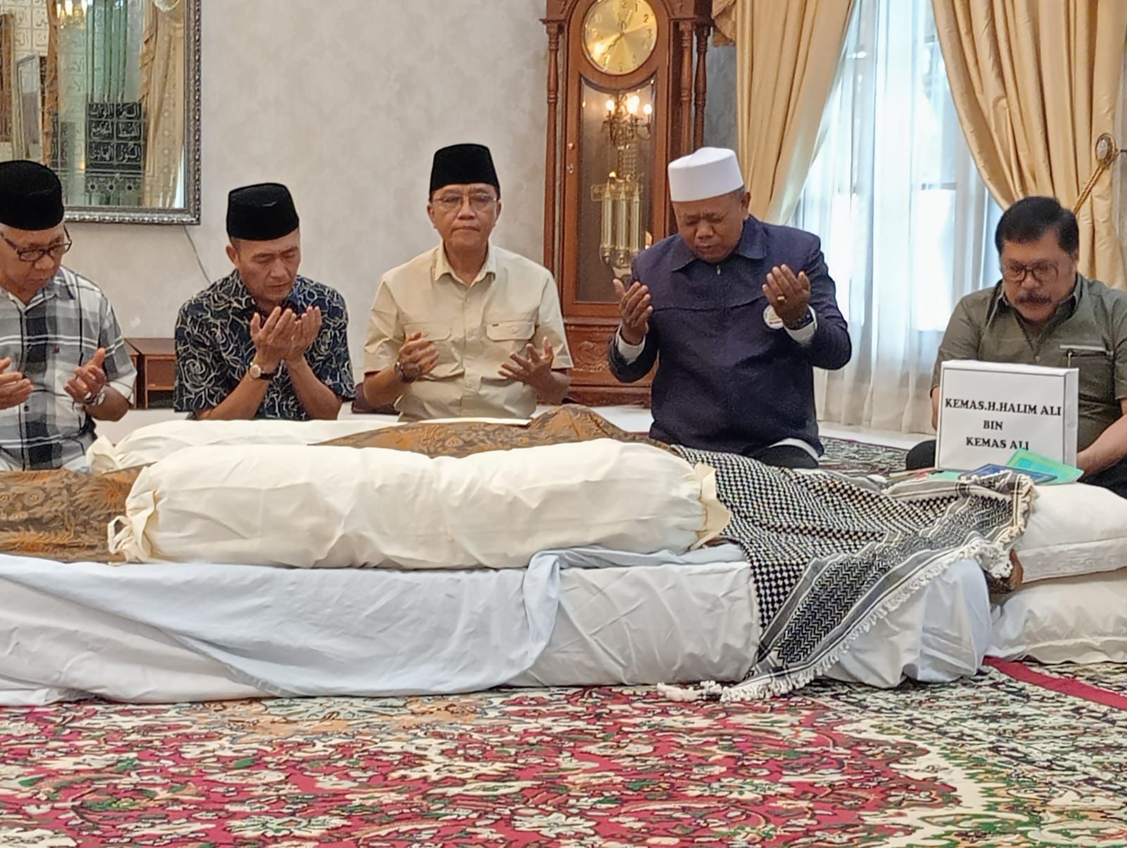 Wali Kota Palembang Ratu Dewa Melayat ke Kediaman Haji Halim, Sampaikan ...