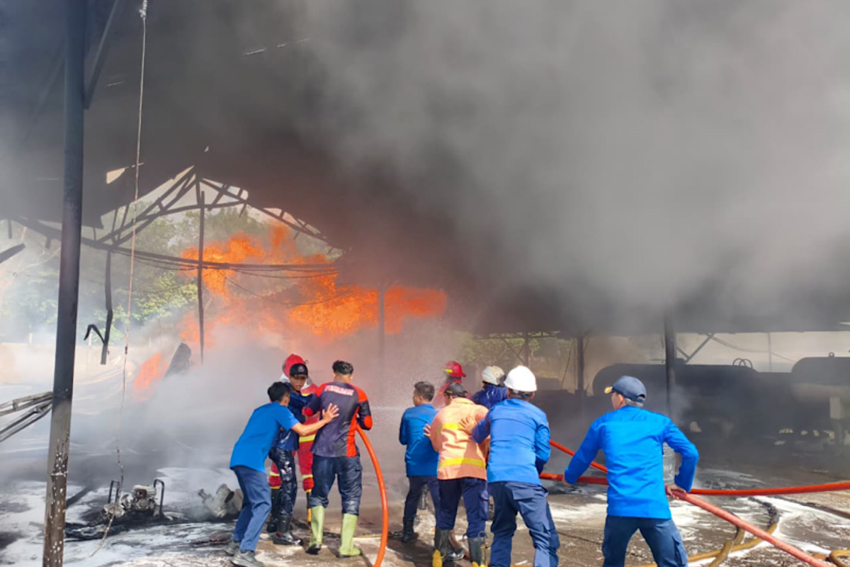 Gudang Penimbunan BBM Ilegal di Gunung Megang Muara Enim Terbakar