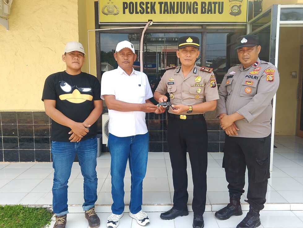 Wakili Warganya, Kades Embacang Ogan Ilir Serahkan Senpi Rakitan ke ...